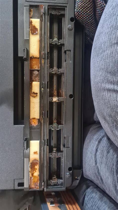 20 Yr Old Keyboard Batteries Corroded And Leaked How Can I Clean This Up R Batteries