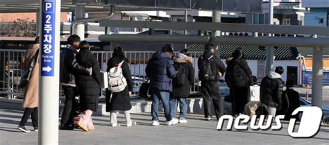강릉역 택시 기다리는 관광객들 뉴스1