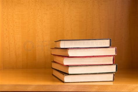 办公桌免抠元素 教室的桌子上放着一本书。 素材免费下载 626像素 格式 编号68885336 千图网