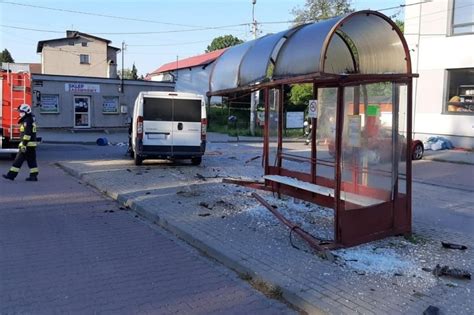Radio BIELSKO Samochód wjechał w przystanek Wiadomości
