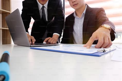 사무실 회의실에서 함께 일하는 비즈니스 프로젝트 팀 성숙한 사업가는 젊은 동료와 정보를 논의합니다 사진 Unsplash의 태국 이미지