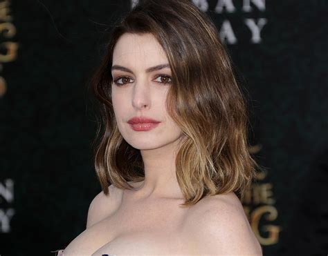 アン・ハサウェイがフランスに移住した女性を演じるコメディーに Screen Online（スクリーンオンライン）