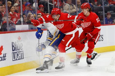 Detroit Red Wings Rally 3 Times But Lose 7 6 In So To Buffalo Sabres