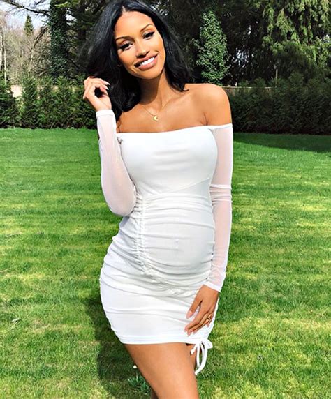 Fanny Neguesha in bianco e con il pancione è raggiante guarda