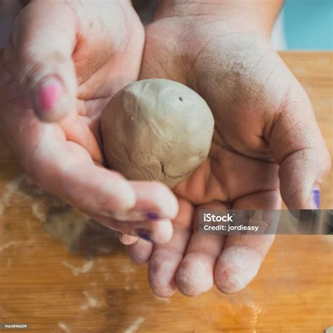 나무 테이블에서 놀면서 더러운 아이들의 손에 으깬 점토로 만든 공 어린이 놀이용 점토에 대한 스톡 사진 및 기타 이미지 어린이 놀이용 점토 점토 구 Istock