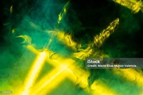 공연 중 어두운 밤하늘을 배경으로 리본이 휘날리고 연기가 나는 금속 무대 설치 조각 아래에서 실루엣에 대한 스톡 사진 및 기타 이미지 Istock