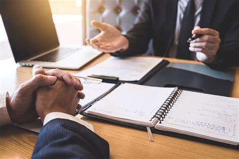 면접 관리자 리소스 고용 및 채용 개념 소송에서 고용주 실시 고용주 또는 모집 후보자의 그의 프로필에 대 한 동안 이력서를 읽고