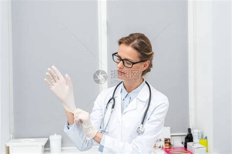 年轻女青年医生高清图片下载 正版图片503404456 摄图网