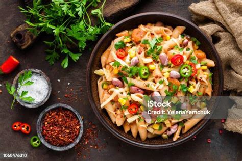 야채 콩 칠리와 토마토 소스에 치즈 매운 파스타 펜 네 볼로냐 건강한 생활방식에 대한 스톡 사진 및 기타 이미지 건강한 생활