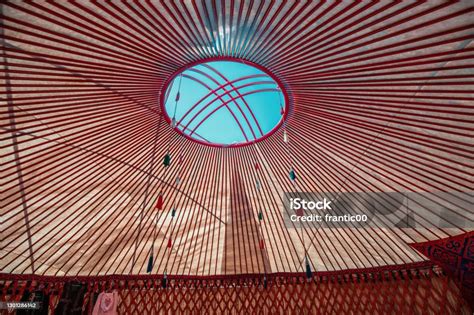 유르트 의 내부 중앙아시아 유목민들의 문화를 가진 휴대용 텐트 하우스입니다 가정 장식을위한 민족 및 민속 패턴 실내에 대한 스톡