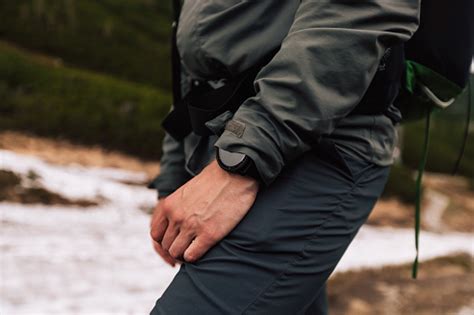 산을 여행하는 남자의 남성 초상화 야외에서 따뜻한 운동복을 입고 하이킹을 하는 사람 실제 사람들의 라이프스타일 사진 관광 개념