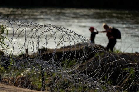 Departamento De Justicia De Eu Demandará A Texas Por Barreras Flotantes