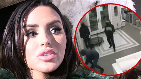 Model Abigail Ratchfords Home Broken Into By 3 Men While She Was Inside