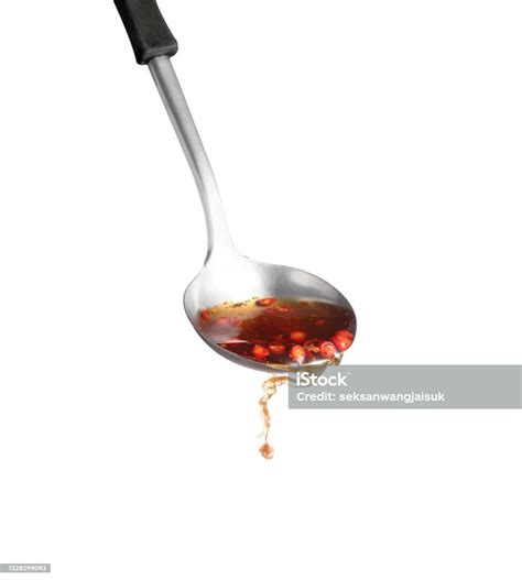 흰 배경에 고립된 매운 국수 수프 닭고기와 생선의 스키야키 수프를 붓는 디퍼 톰얌 수프에 대한 스톡 사진 및 기타 이미지