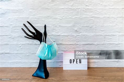 플라스틱 손에 의료 얼굴 마스크 와 단어 벽돌 벽 배경에 라이트 박스에 Open 0명에 대한 스톡 사진 및 기타 이미지 0명