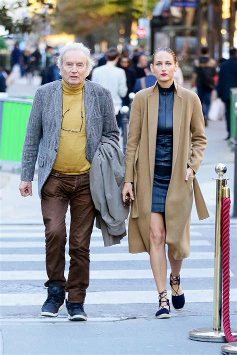 Photo Leelee Sobieski Et Son Père Jean Sobieski Se Promènent Avenue Montaigne à Paris Le 2