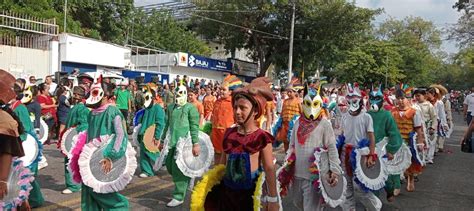 Más de mil personas participan en el desfile de Revolución