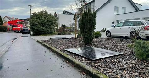 Feuerwehreinsätze nach Sturmböen und Starkregen Teile einer Photovoltaikanlage lösen sich in St