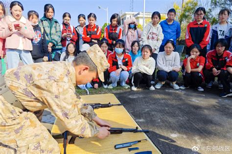 军营开放日：“零距离”接触兵哥哥