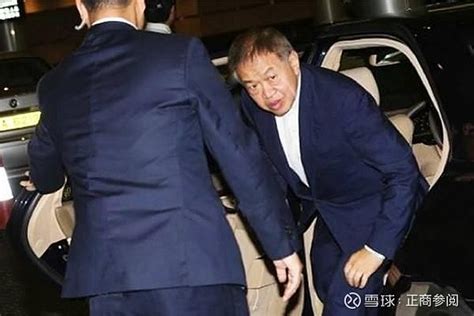 李嘉诚背后的财神爷：薪水年入过亿，曾一单生意为长实赚走千亿 说起李嘉诚，人人点头说认识，作为香港最大富豪，他一手打造了偌大的商业帝国，坐拥千亿