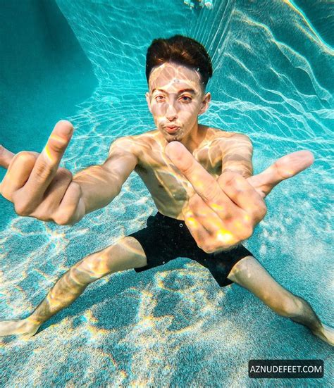 Simplistic Feet Aznudefeet Men