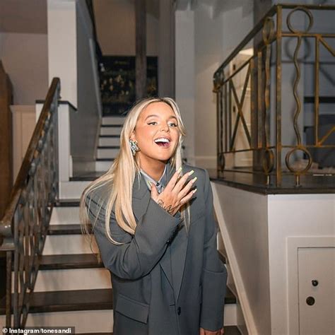 Tones And I Showcases Her Incredible Weight Loss As She Takes The Stage