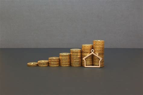 동전의 단계 는 집 모델 O 테이블 스택 모기지 또는 재산세의 개념 이미징 0명에 대한 스톡 사진 및 기타 이미지 0명