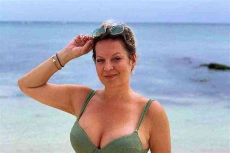 Joice Hasselmann posta foto de biquíni e recebe elogios na web