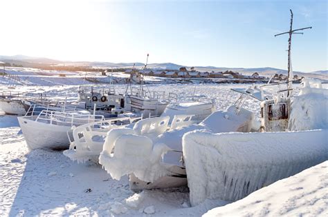 얼음 오래 된 겨울 시간 Khuzhir의 마을 러시아에서 시베리아의 호수 바이칼 올혼 포트 섬에 배를 냉동 겨울에 대한 스톡 사진 및 기타 이미지 Istock
