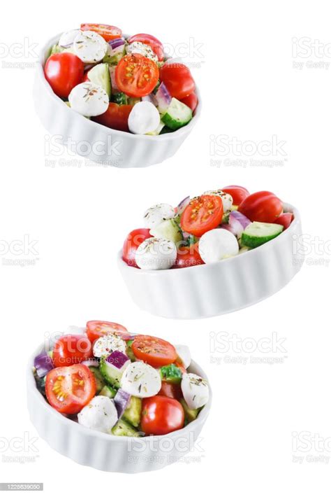 흰색 고립 된 배경에 토마토 오이 빨간 양파 모짜렐라 샐러드 0명에 대한 스톡 사진 및 기타 이미지 0명 건강한 식생활