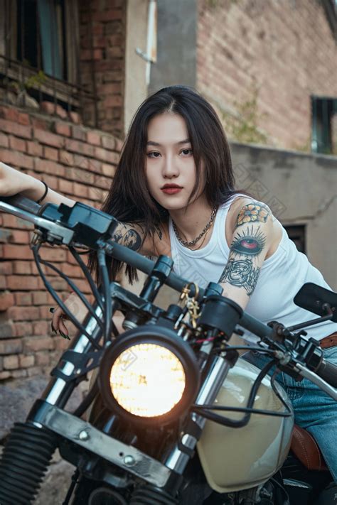 骑在复古摩托车上的时尚亚洲少女图片 包图网企业站