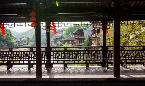 这个古镇修在悬崖峭壁上，热度不输凤凰古城 搜狐大视野 搜狐新闻