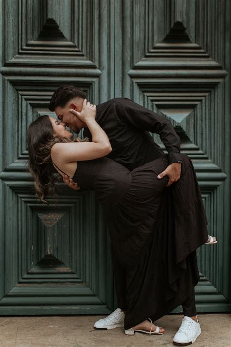 Black Couple Kissing Photos Download The Best Free Black Couple