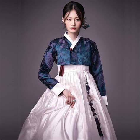 첫줄하이~ 전통적인 멋과 우와함이 느껴지는 아름다운 한복~ 색감도 디자인도 품격이 느껴지네요 종로 비채한복에서는 일상 한복은 물론 고급스러운 웨딩관련 한복을 만나
