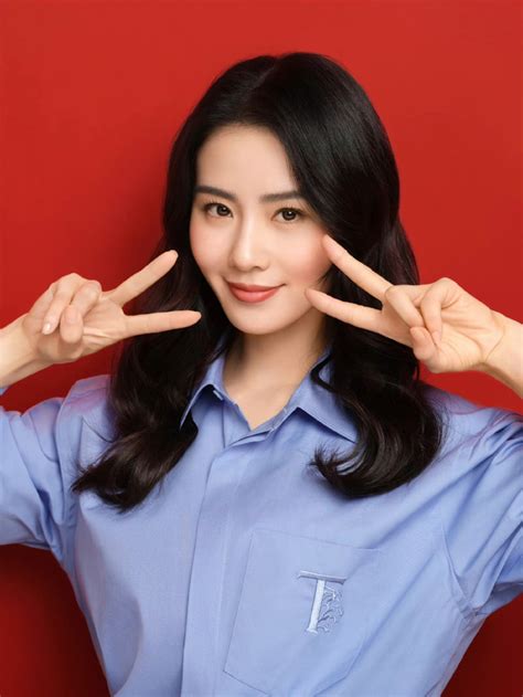 刘诗诗新年营业照曝光 身穿蓝色衬衫比耶甜美温柔新浪图片