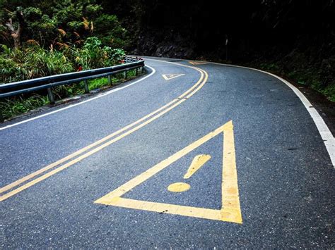 Signo De Flecha En La Carretera Por Los árboles Foto Premium