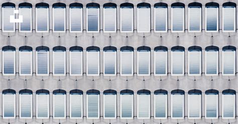 창문이 많고 파란 문이 있는 건물 사진 Unsplash의 무료 무늬 이미지