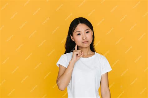 오렌지 배경으로 심각한 젊은 여자 무료 사진