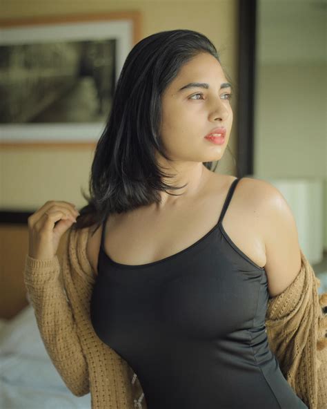 ஒரு பக்கம் திறந்து ஒரு பக்கம் மூடி ரசிகர்களை கிக் ஏத்தும் ஸ்ருஷ்டி வைரல் புகைப்படம்