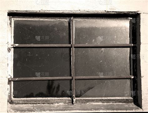 黑色的垃圾玻璃