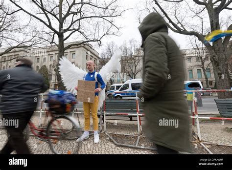 24 02 2023 Allemagne Berlin Berlin le démonstrateur avec de grands