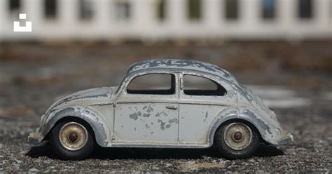 낮 동안 거리에 주차 된 흰색 폭스 바겐 비틀 사진 Unsplash의 무료 예술 이미지