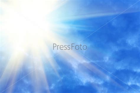 Сияющее солнце на небе - Stock Image - Everypixel