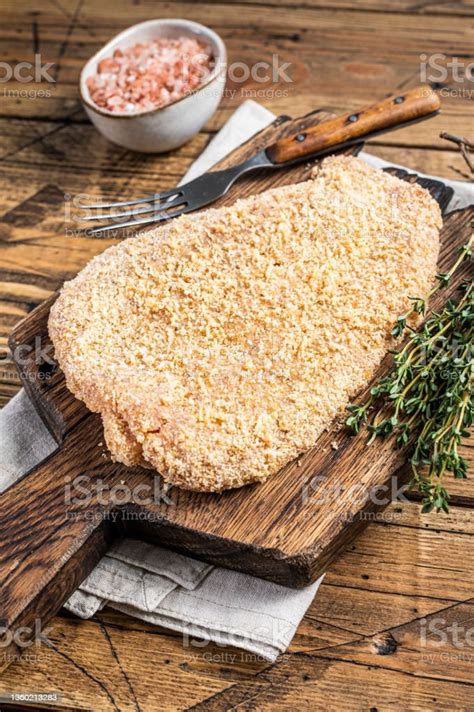 백리향이 있는 나무 판에 부드러운 원시 빵을 구운 위너 슈니첼 나무 배경 위쪽 보기 검은색에 대한 스톡 사진 및 기타 이미지