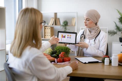 Professional Nutritionist Tells Patient About Benefits Of Healthy Diet