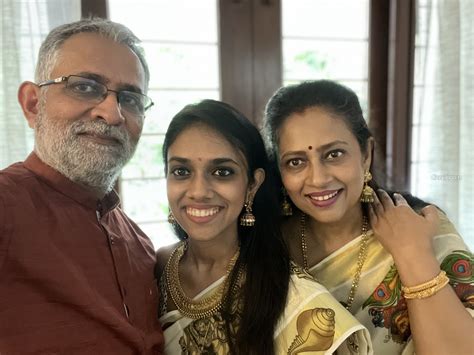 ‘ஓய்வெடுக்க போகிறேன்… கணவருடன் ரொமான்டிக் போஸில் பதிவு வெளியிட்ட லட்சுமி ராமகிருஷ்ணன்… Awake