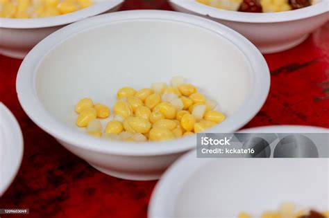 시럽의 은행나무 너트와 냅킨에 흰색 그릇에 어린 코코넛 타격에 신선한 노란색 은행나무 은행나무 견과류 높은 영양과 비타민 디저트 메뉴 디저트 음식 0명에 대한 스톡 사진 및