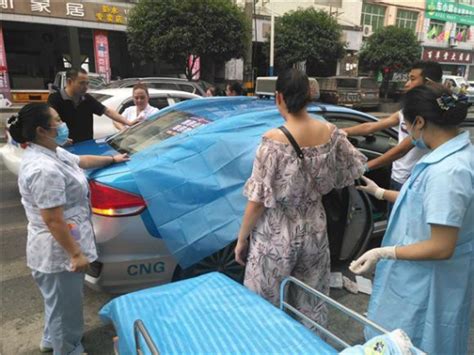 重庆一孕妇在医院门口分娩 出租车成“产房”