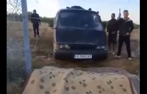 Мигранти минават безпроблемно с бус през оградата на границата ВИДЕО Информационна агенция ПИК