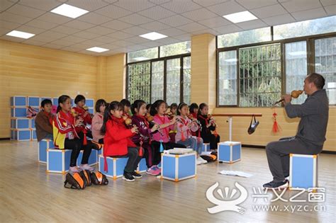 记黔西南州兴义市东贡小学葫芦丝社团活动 兴义